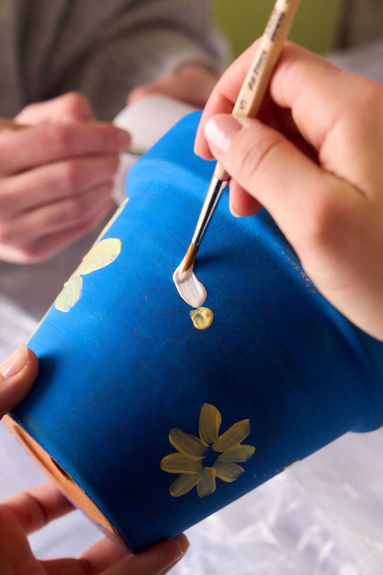 DIY: Terracotta-Töpfe bemalen – Farbe für den Frühling!